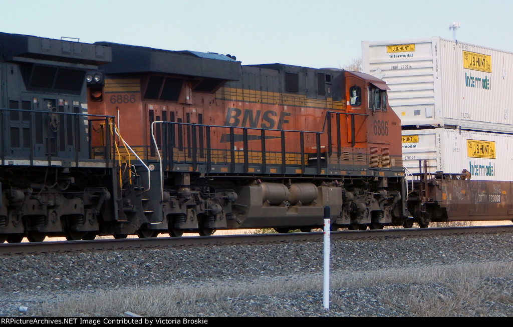 BNSF #6886